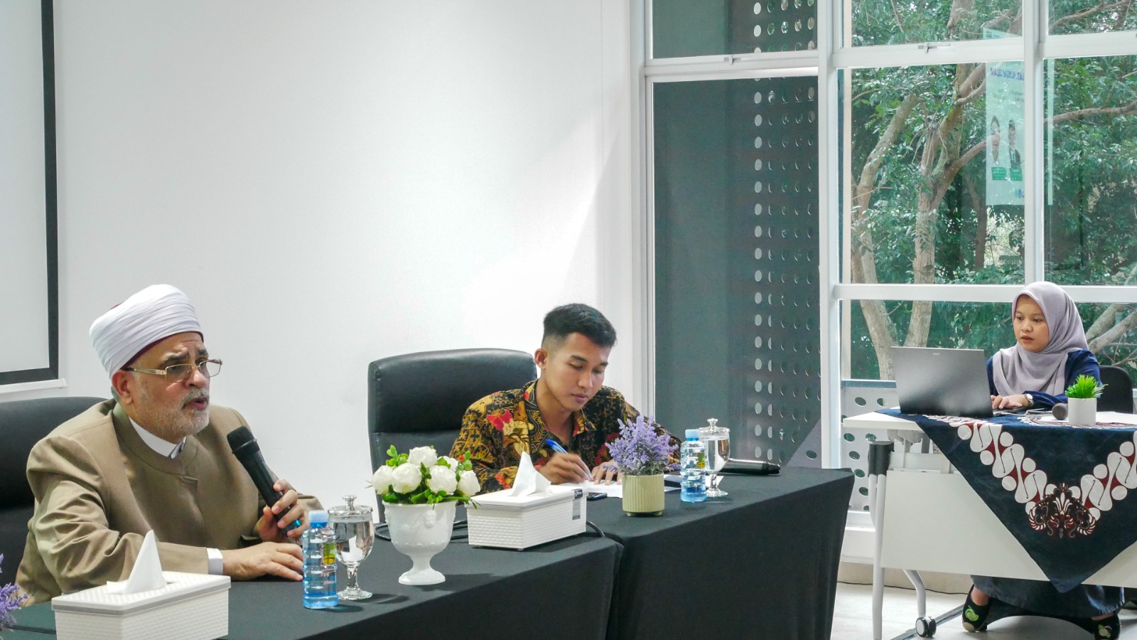 Kunjungan Guru Besar Universitas Al-Azhar Prof. Dr Muhammad Salim Abu Ashi dalam Diskusi Dosen ...